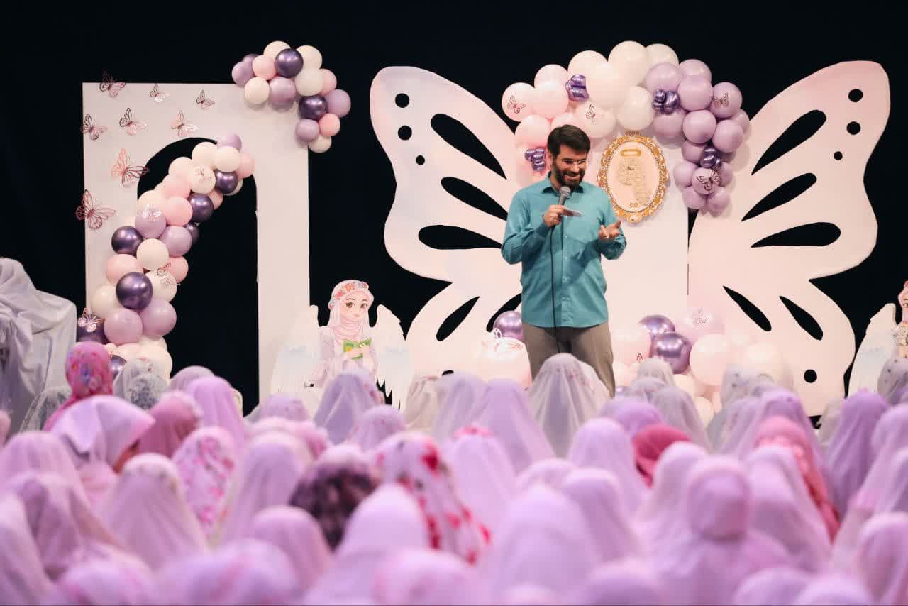 نماز جماعت دختران به امامت میثم مطیعی | جهان نيوز