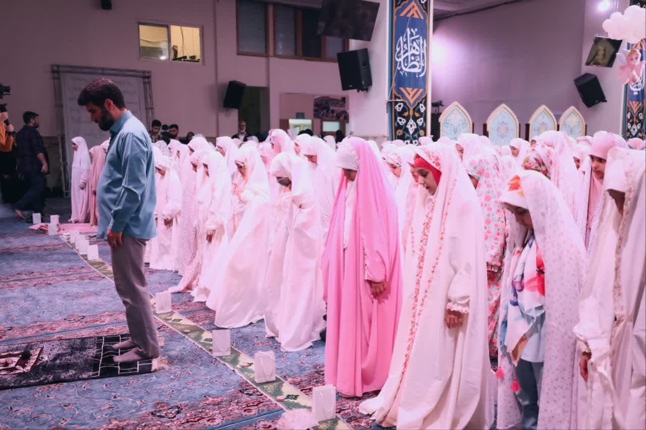 نماز جماعت دختران به امامت میثم مطیعی | جهان نيوز